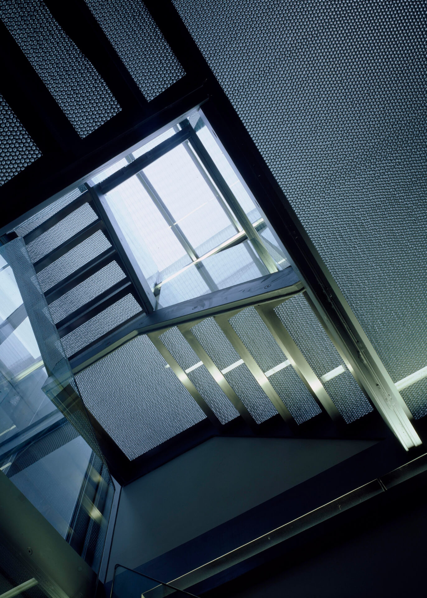 Transparent vs opaque composite panels: what is the difference?